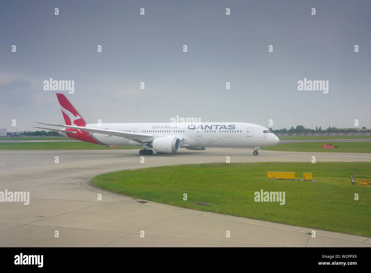 Qantas dreamliner hi-res stock photography and images - Alamy