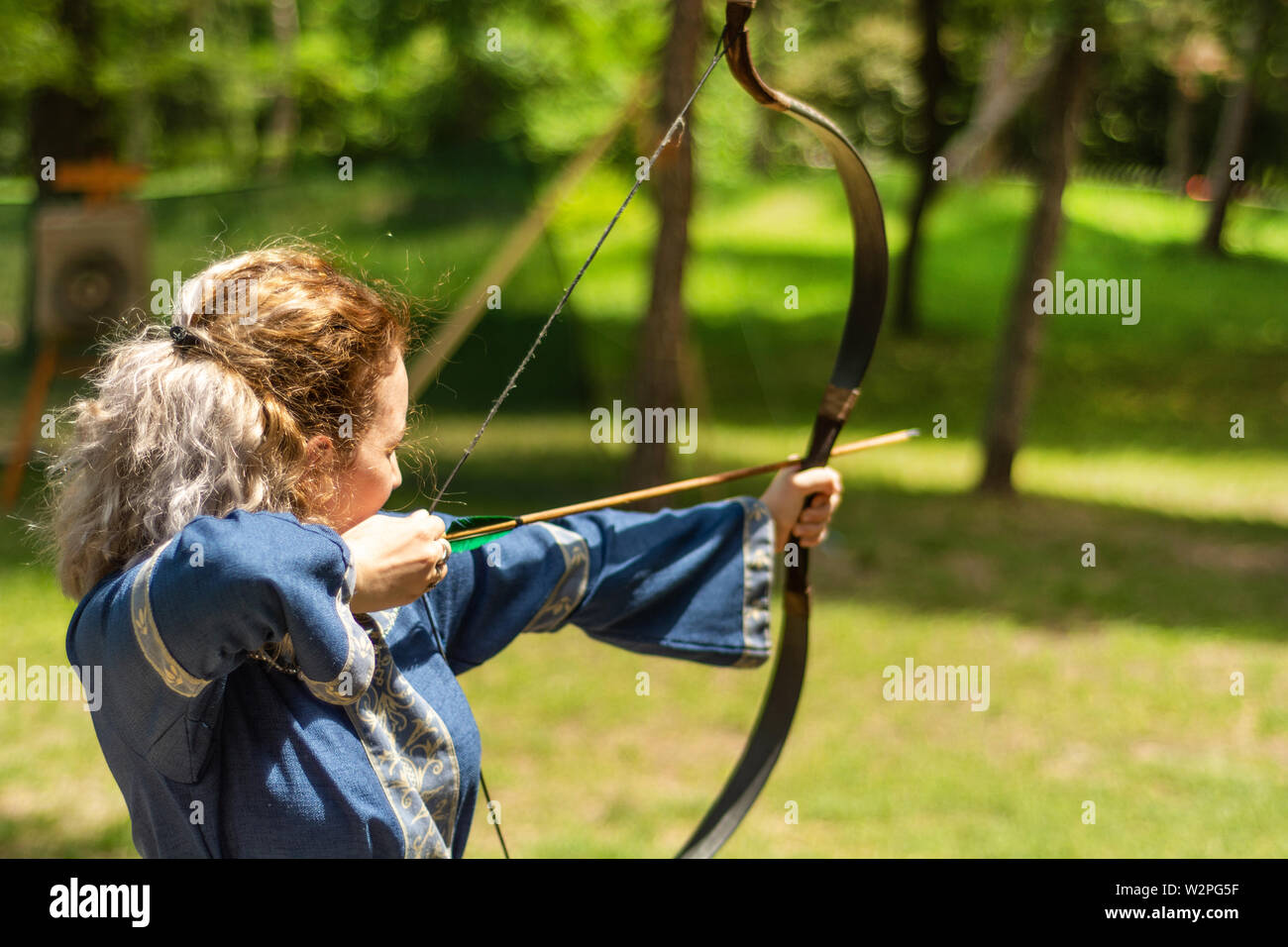 Traditional archer bow arrow hi-res stock photography and images - Alamy