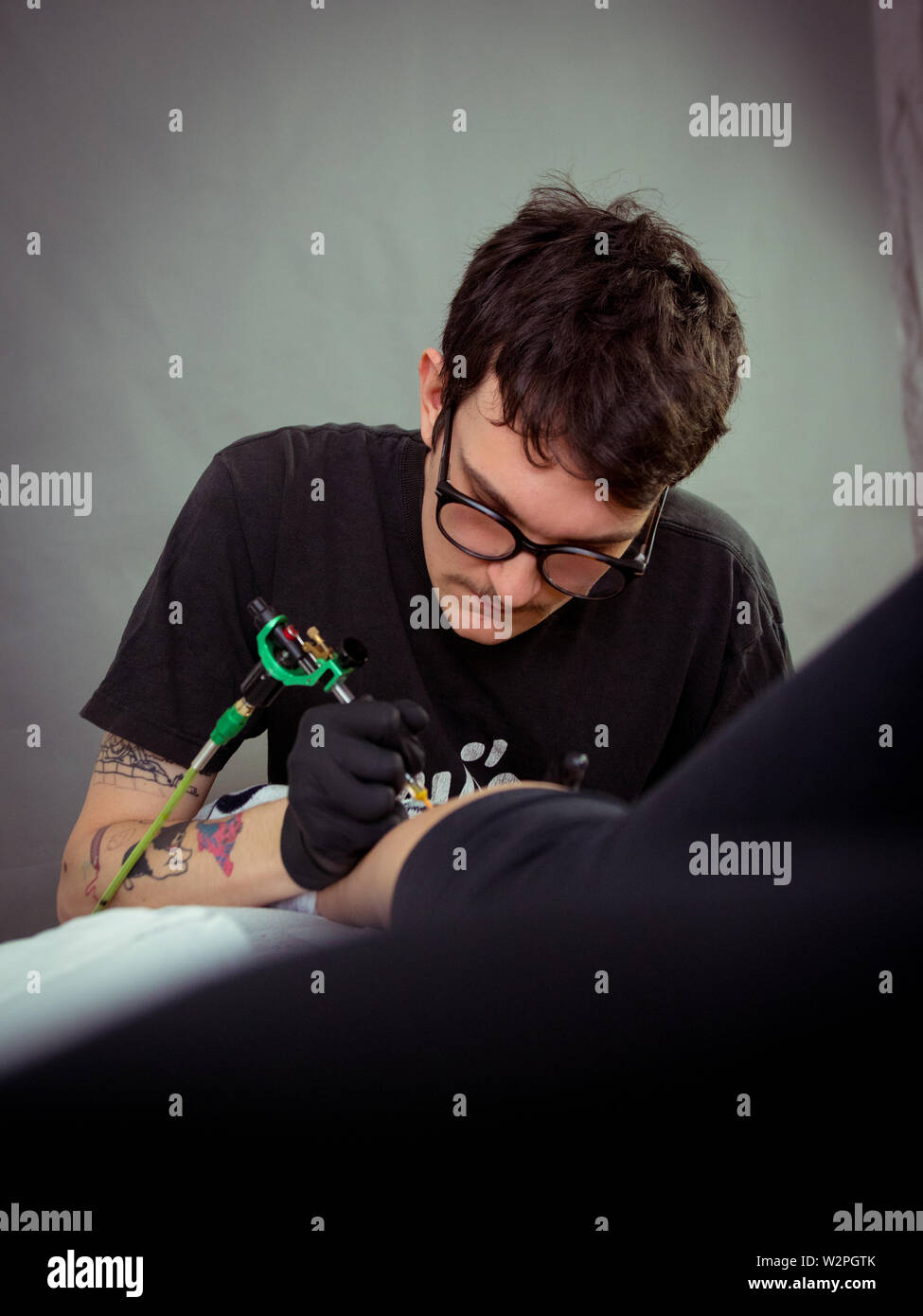 Professional tattoo artist hi-res stock photography and images - Alamy