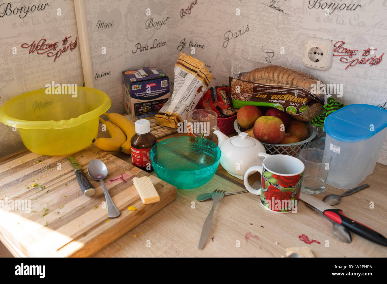 Messy dining table hi-res stock photography and images - Alamy