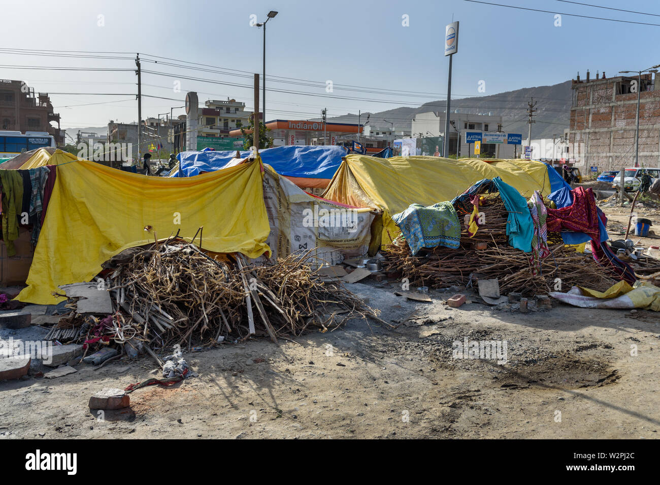 Children living in tent village hi-res stock photography and images - Alamy