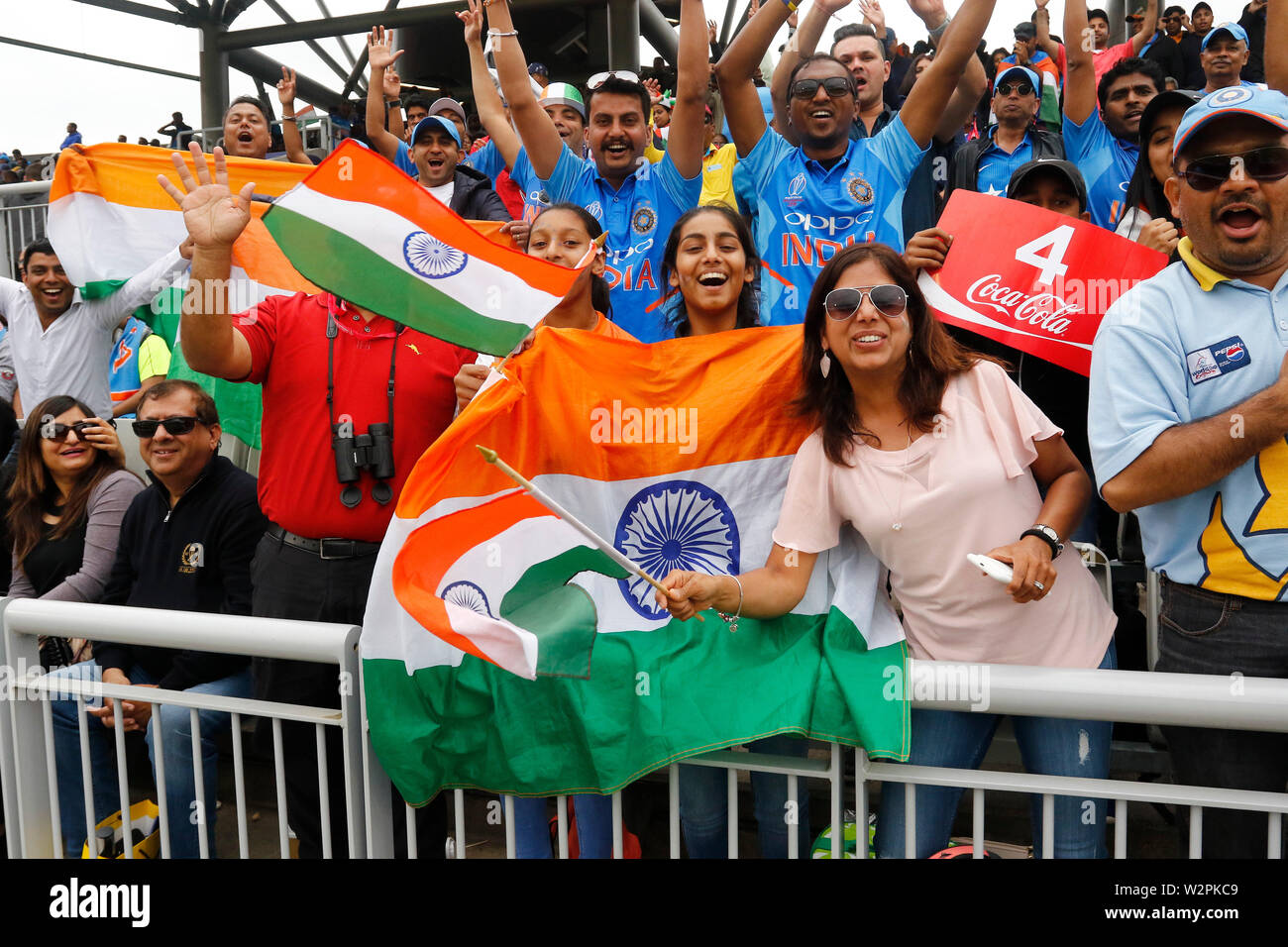 Old trafford fans cheer hi-res stock photography and images - Alamy
