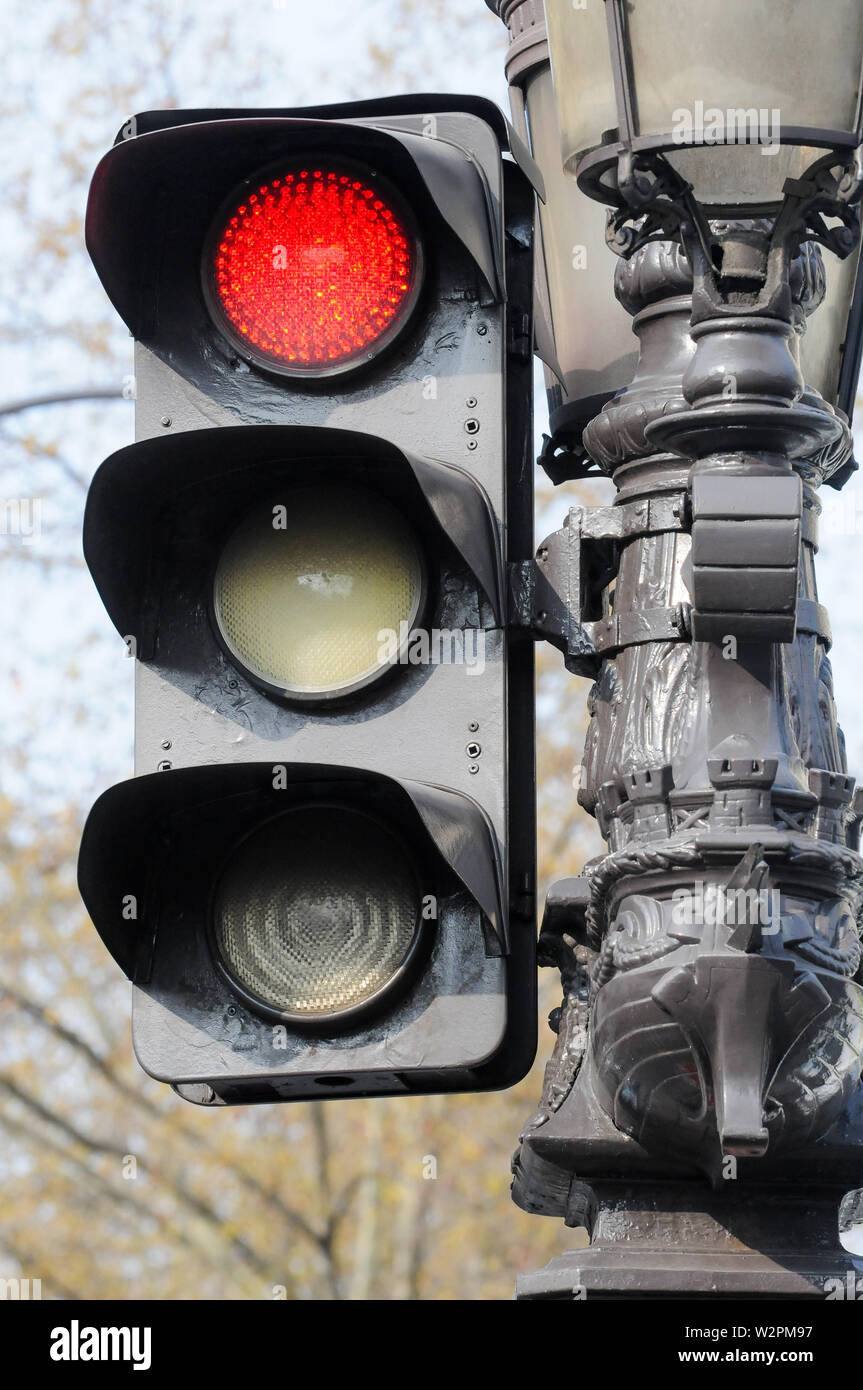 Feu rouge paris hi-res stock photography and images - Alamy