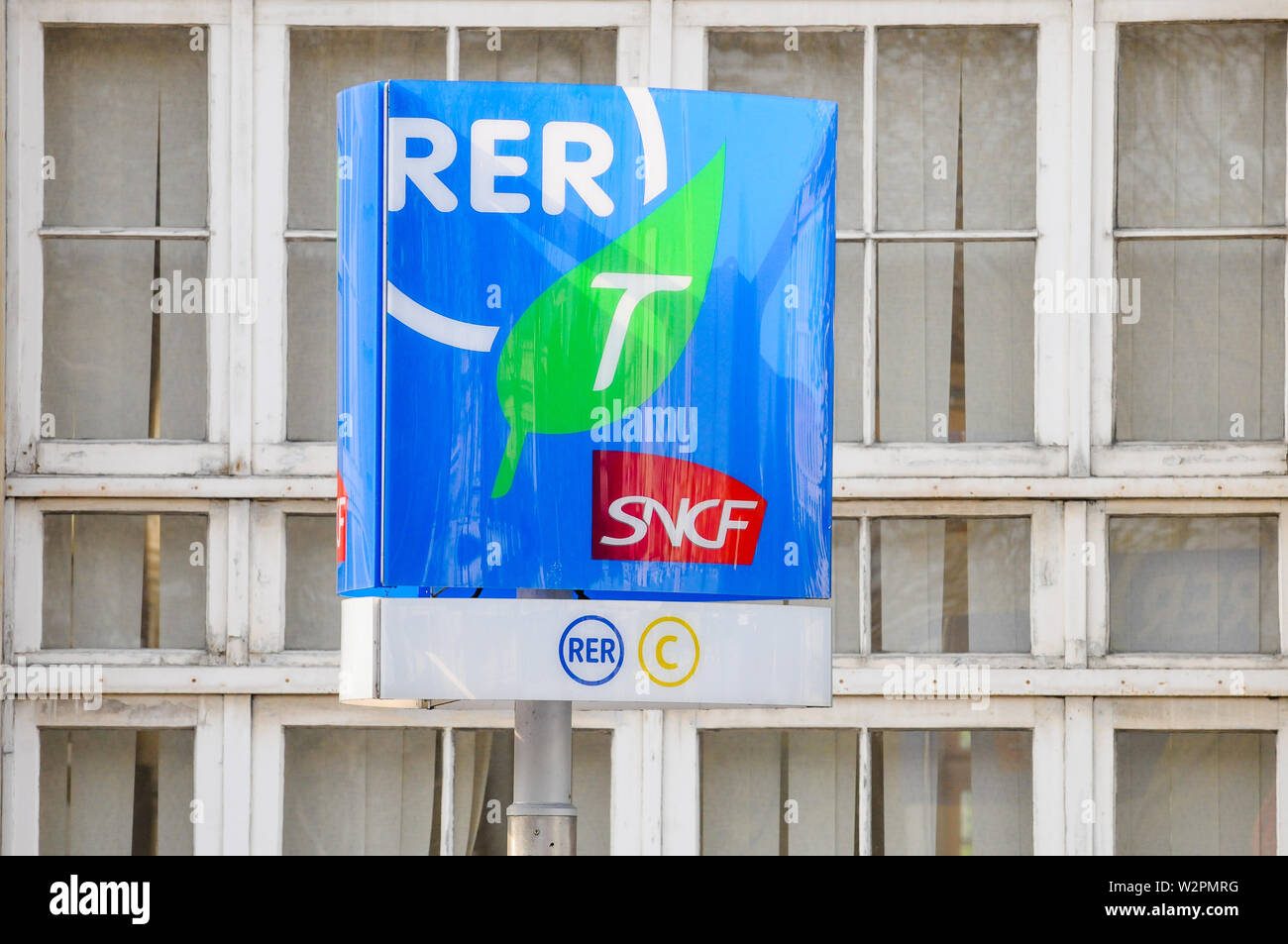 Paris rer sign hi-res stock photography and images - Alamy