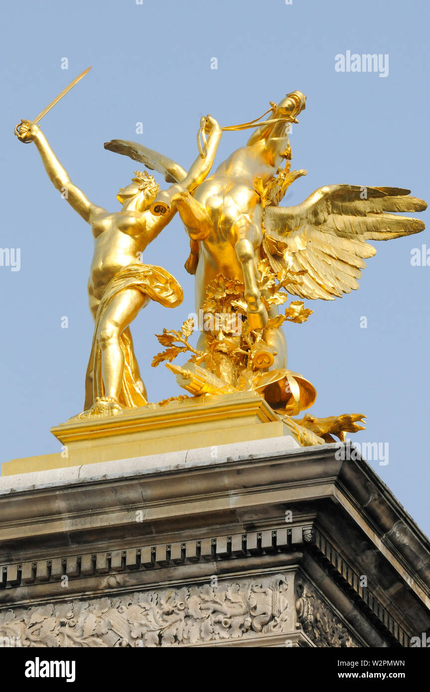 Statues dorées hi-res stock photography and images - Alamy