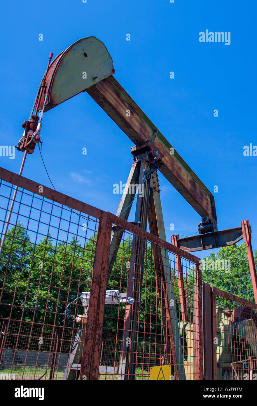 Oil drilling derrick hi-res stock photography and images - Alamy