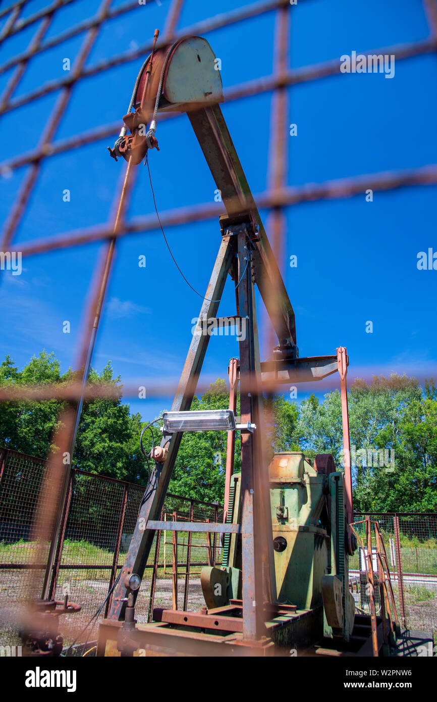 Oil derrick pump hi-res stock photography and images - Alamy