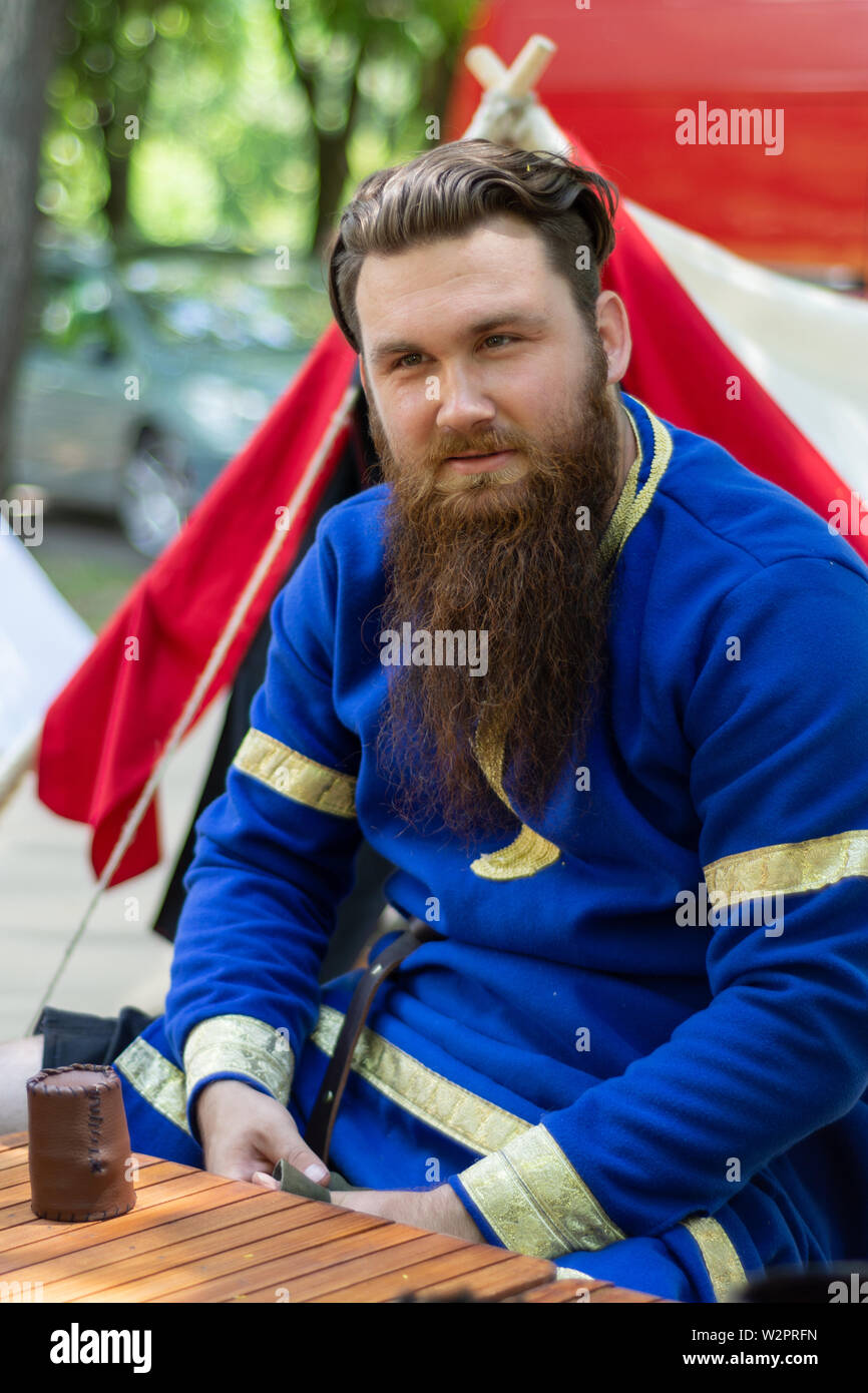 Medieval knight man face head hi-res stock photography and images - Alamy