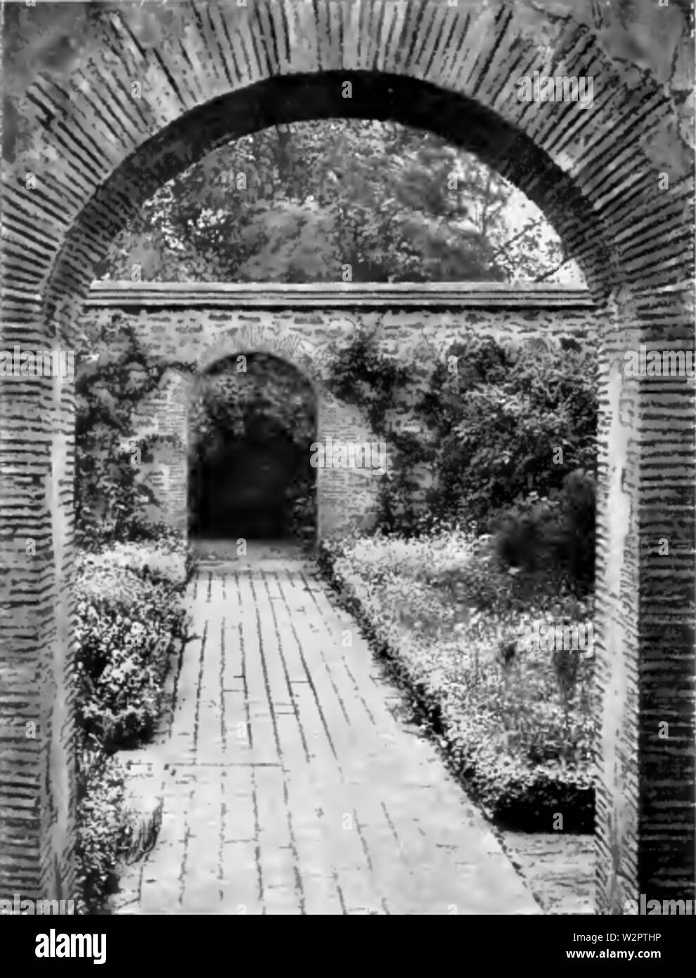 Archway garden Black and White Stock Photos & Images - Alamy