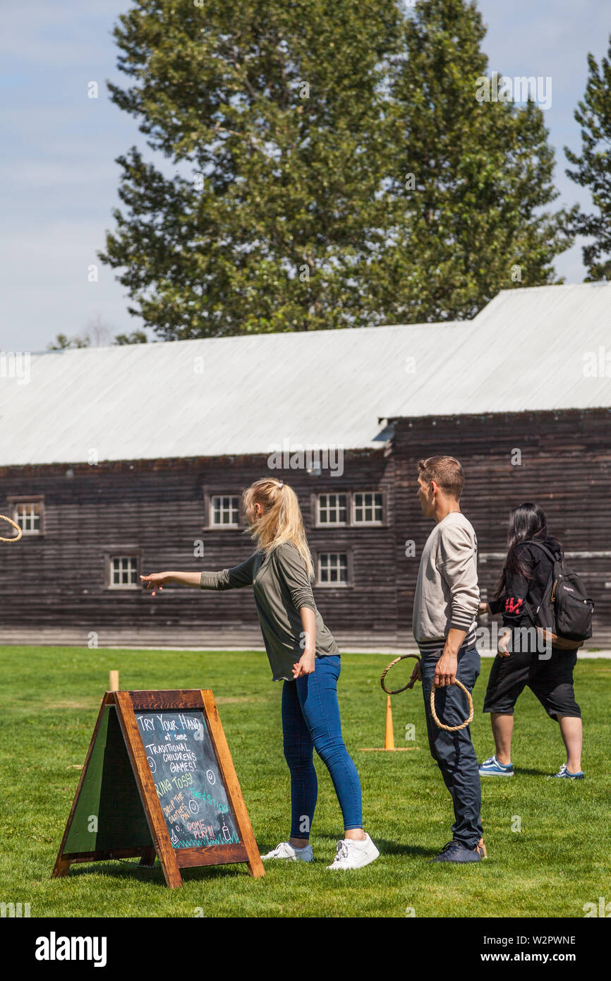 Ring toss hi-res stock photography and images - Alamy