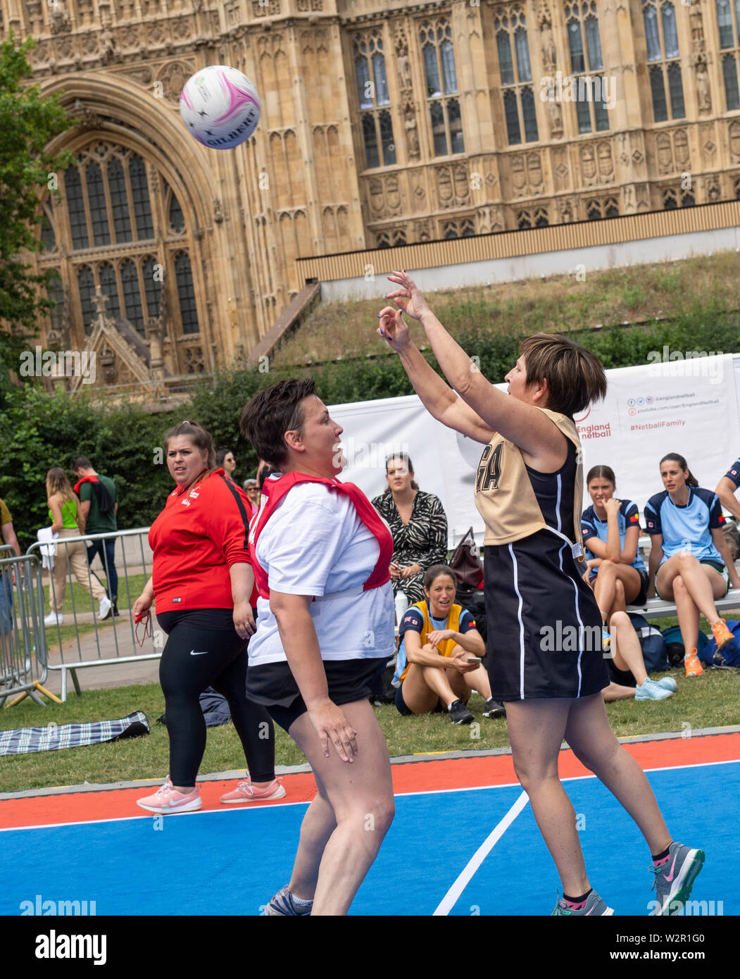 Femae netball players outside hi-res stock photography and images - Alamy