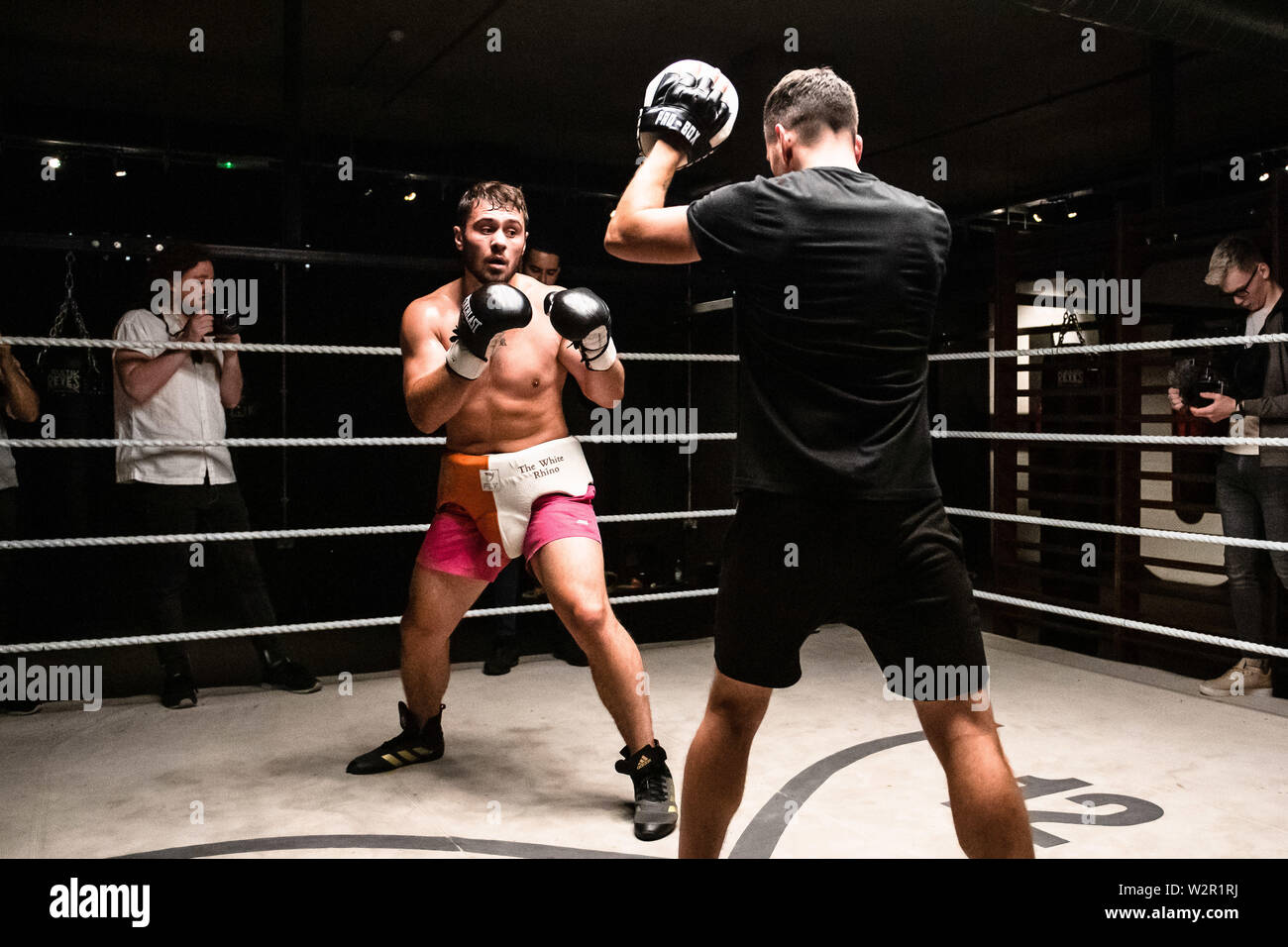 Dave allen boxer hi-res stock photography and images - Alamy