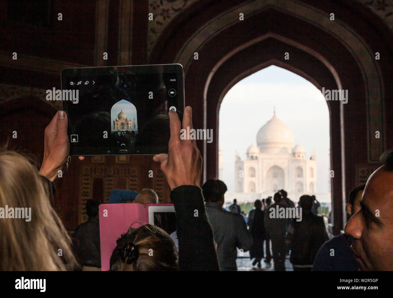 India taj mahal tourists photographing india hi-res stock photography ...