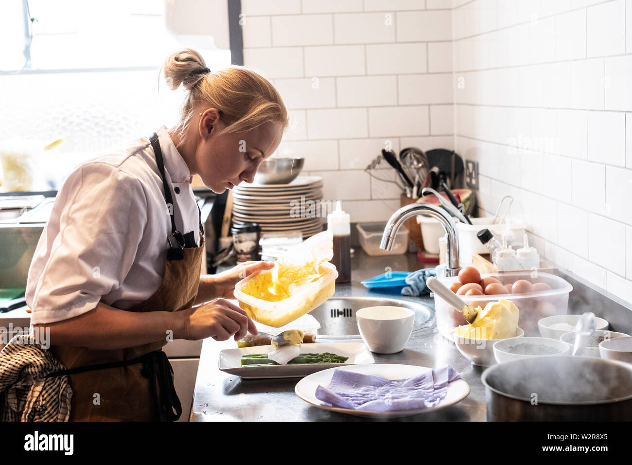 Female chef standing counter hi-res stock photography and images - Alamy