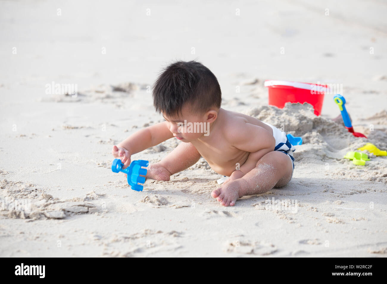 Toddler playing sands hi-res stock photography and images - Alamy