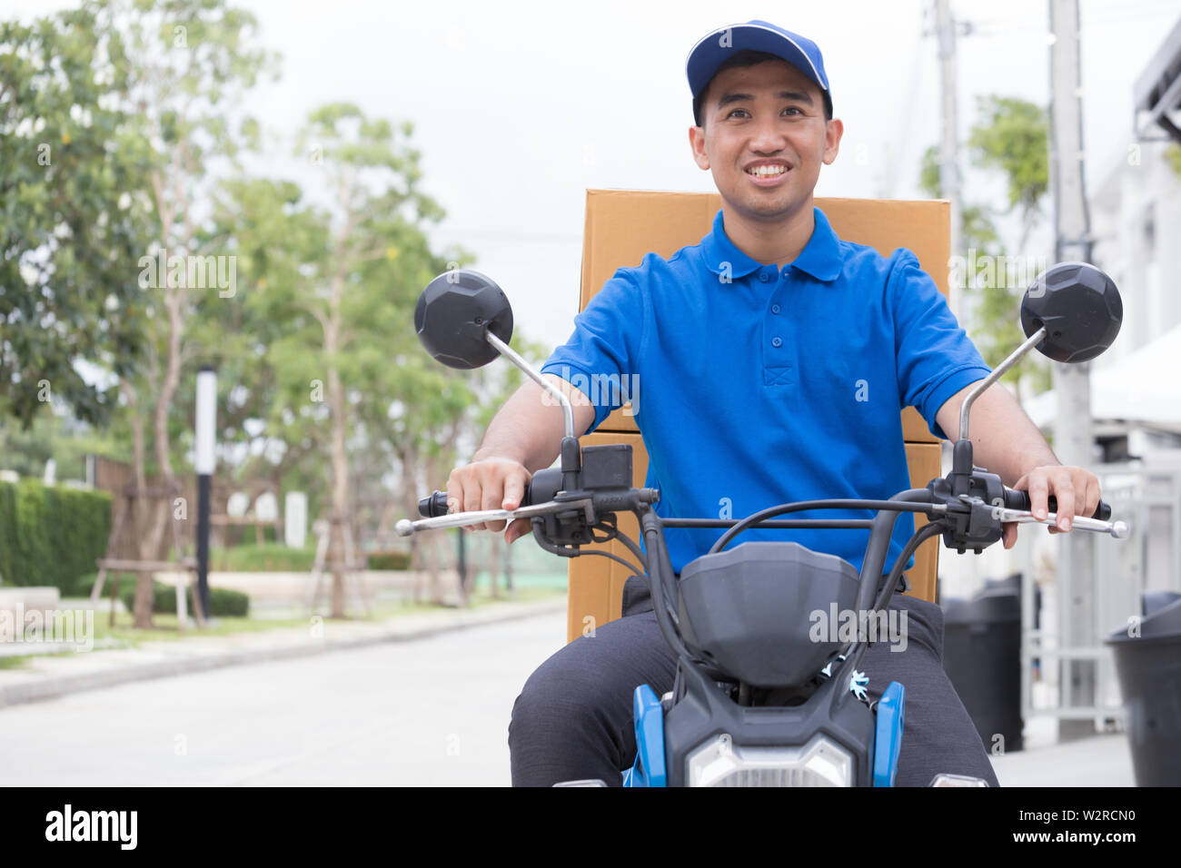 Delivery driver on motorcycle hi-res stock photography and images - Alamy