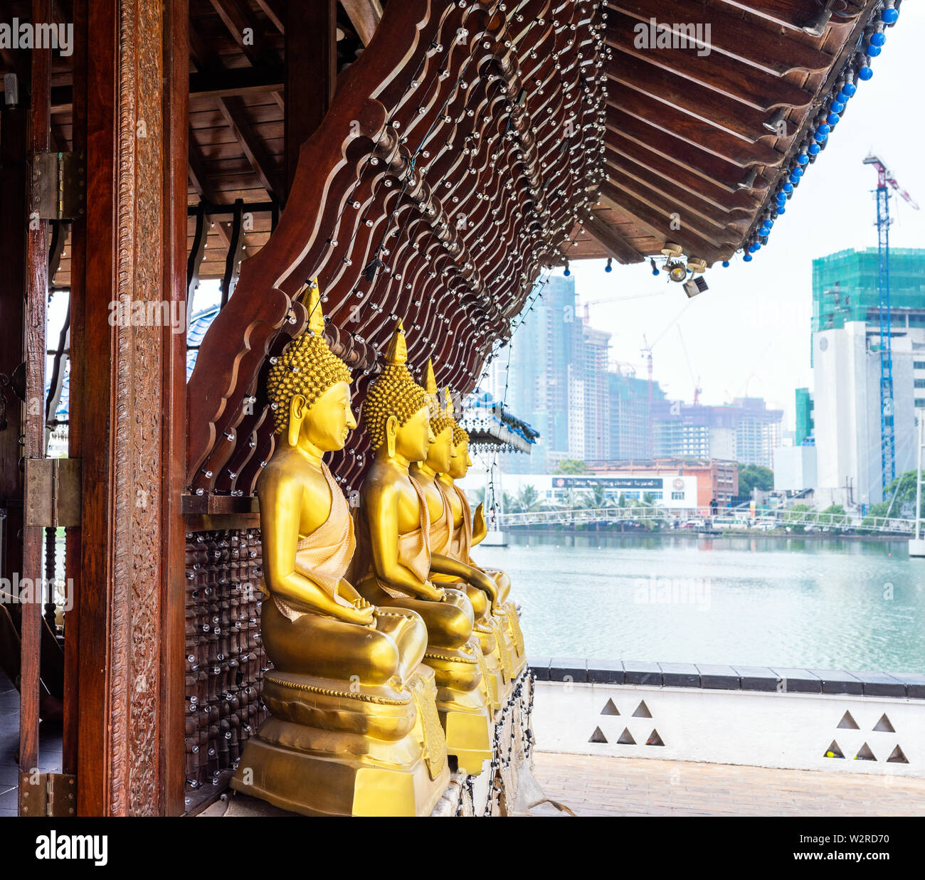 Golden Buddha statues in the courtyard of the temple Gangaramaya ...