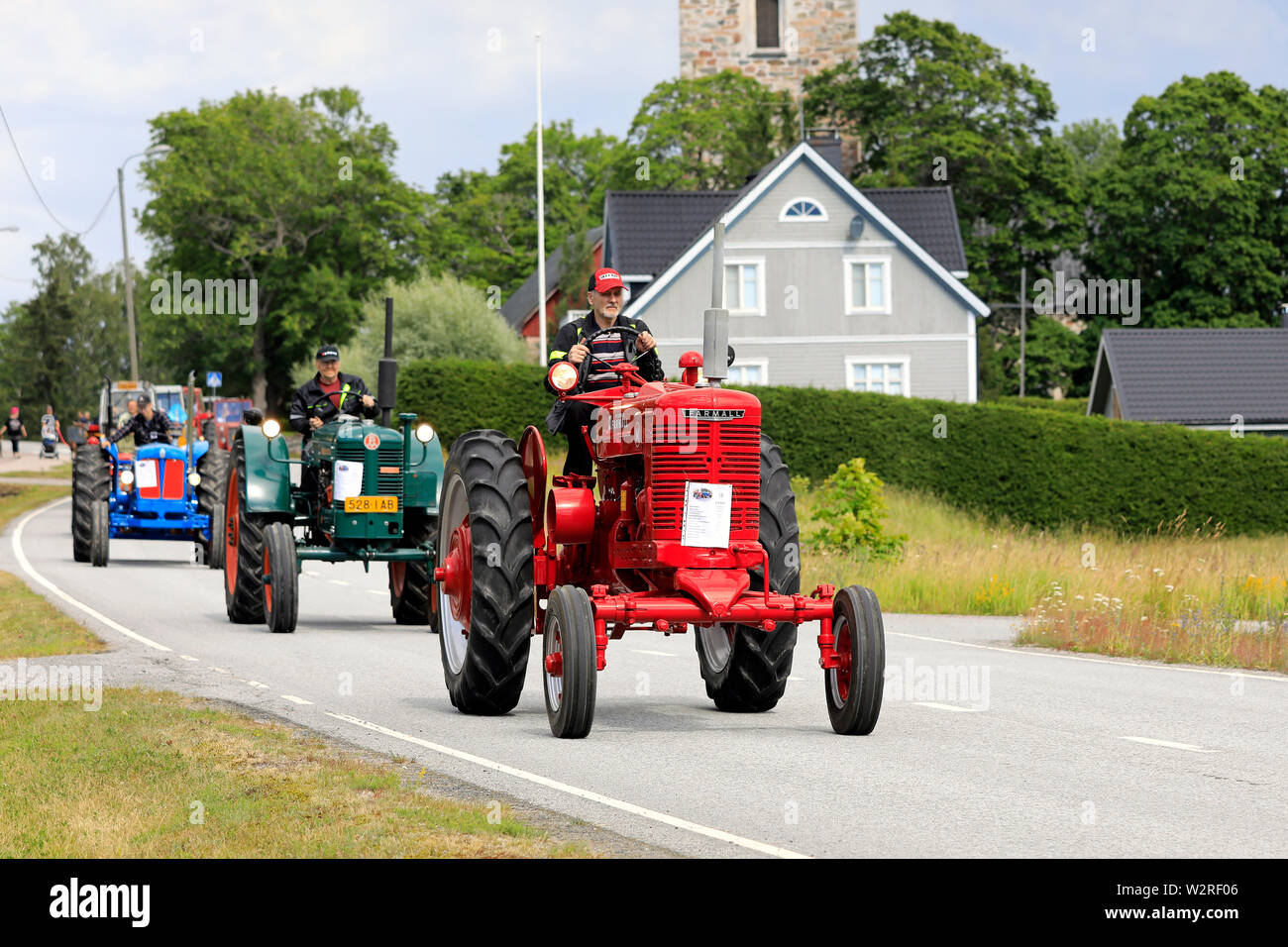 Red farm tractors hi-res stock photography and images - Alamy