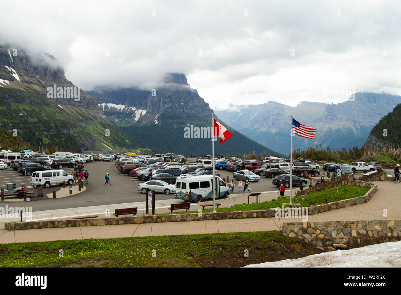 A completely full and crowded parking lot at Logan Pass, Glacier ...