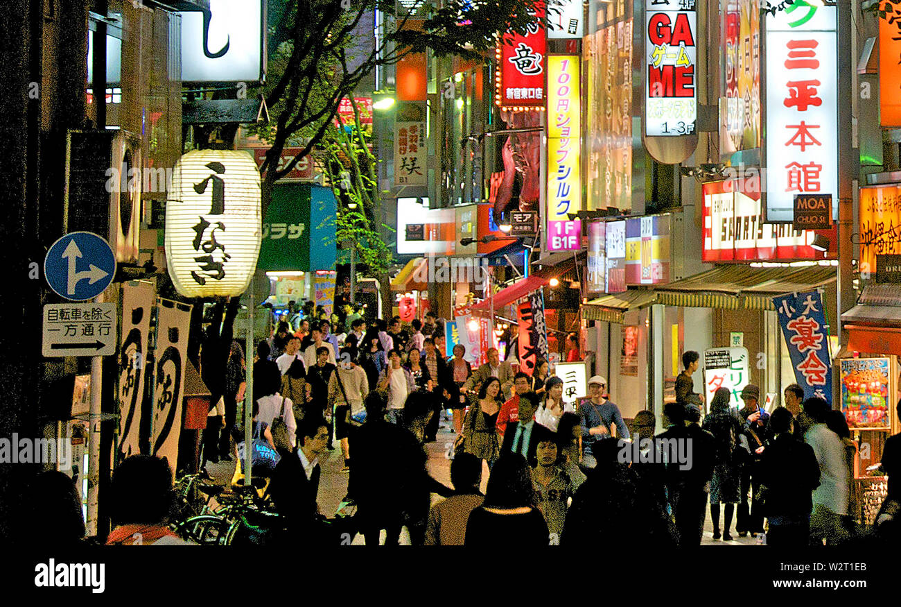 Sign sidewalk tokyo hi-res stock photography and images - Alamy