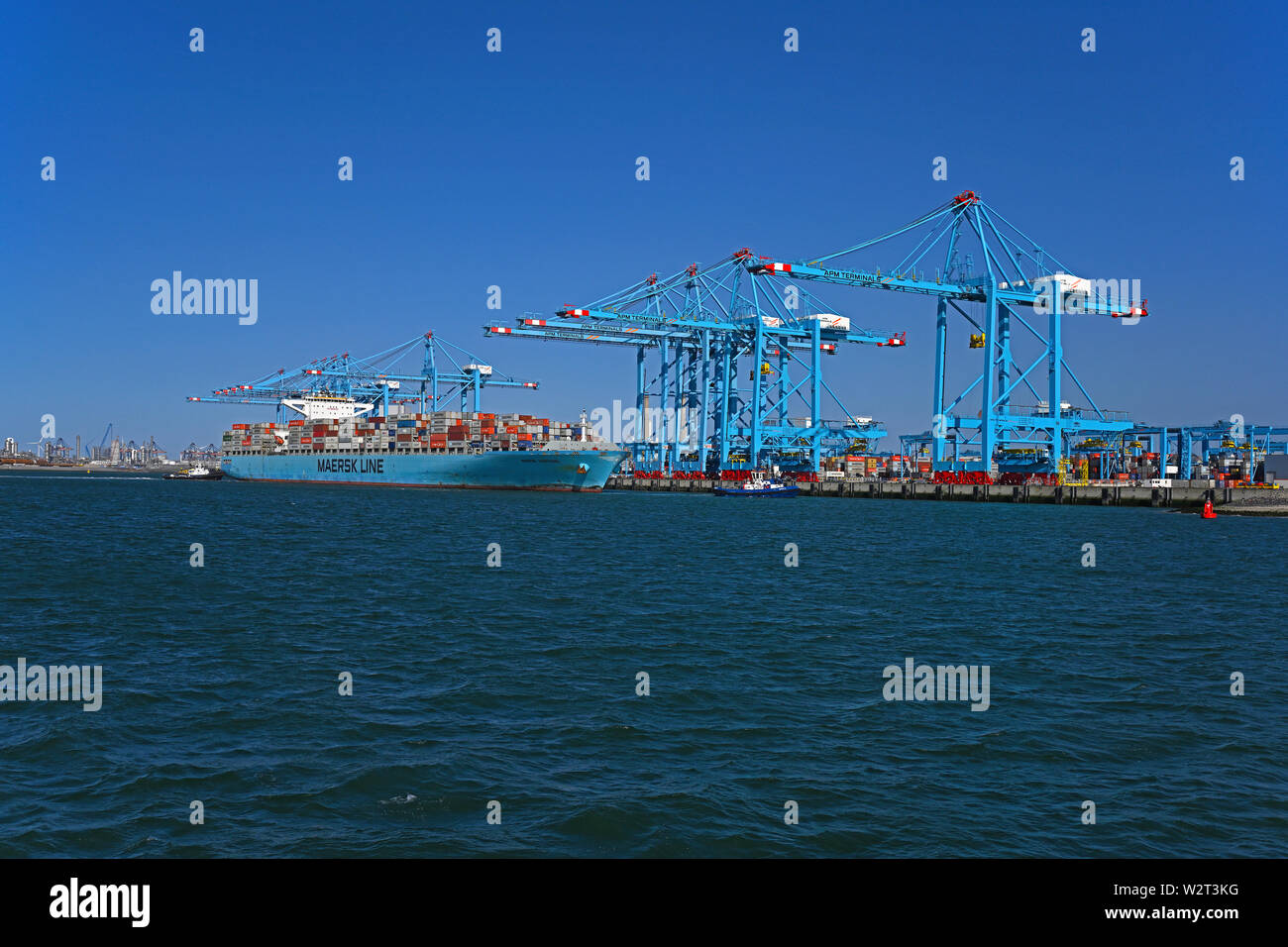 Apm terminals container ship port hi-res stock photography and images ...