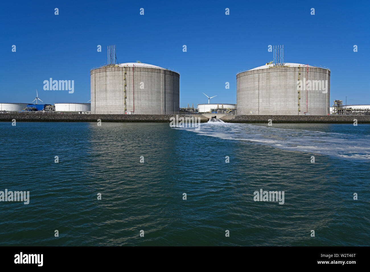 Lng tanker fueling hi-res stock photography and images - Alamy
