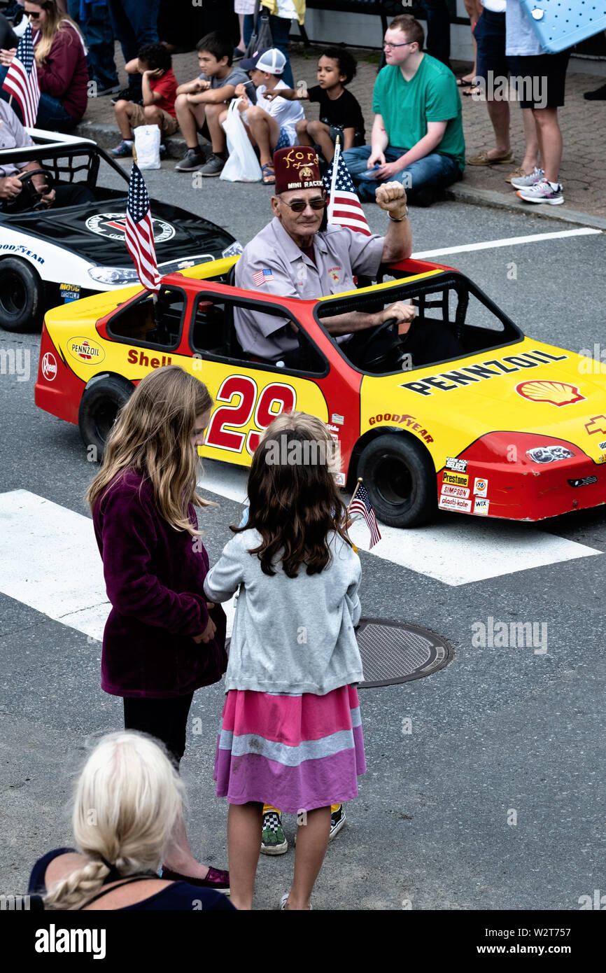 Shriner in tiny car hi-res stock photography and images - Alamy
