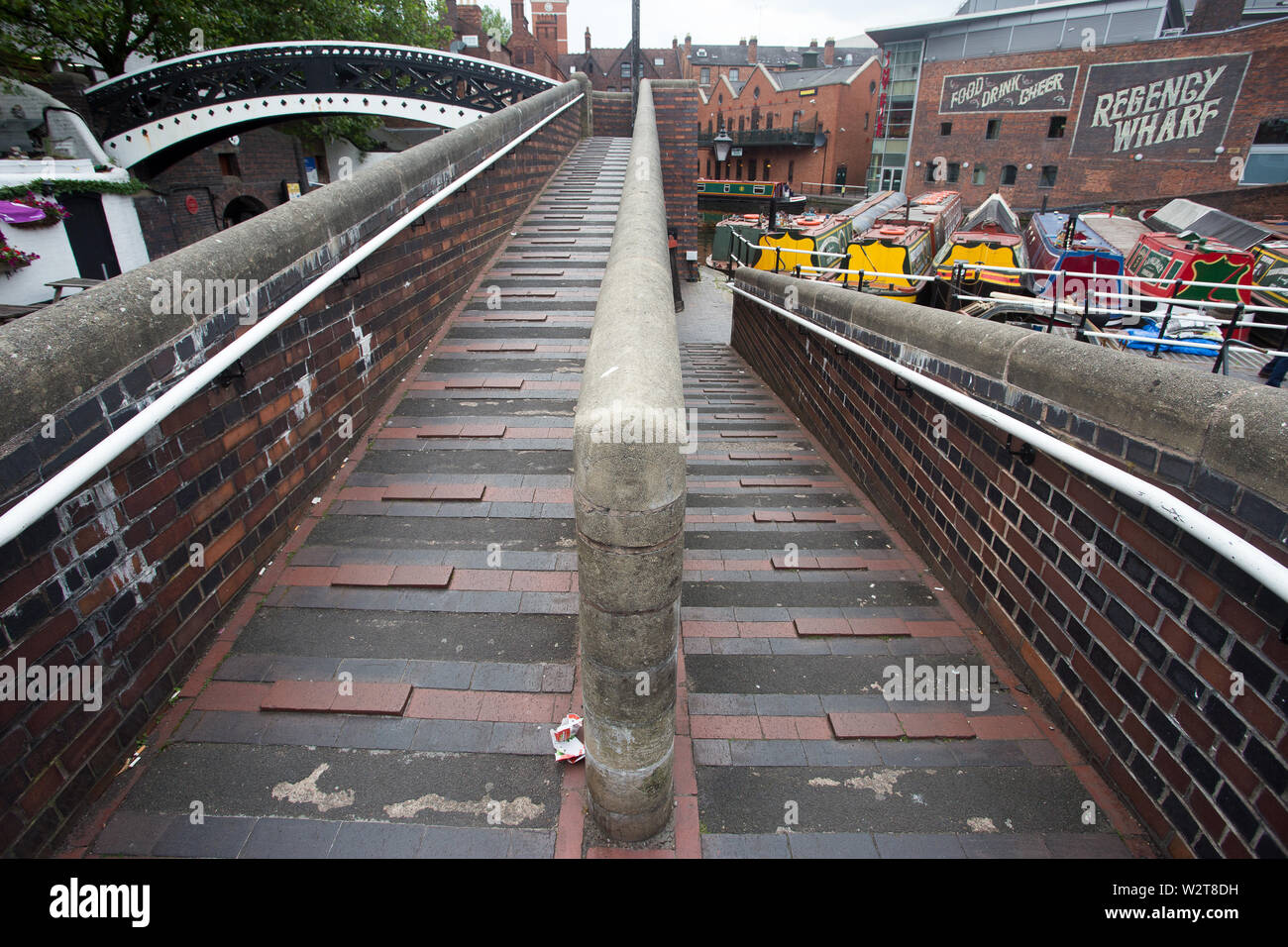 Birmingham Worcester Canal, Broad st area Stock Photo - Alamy