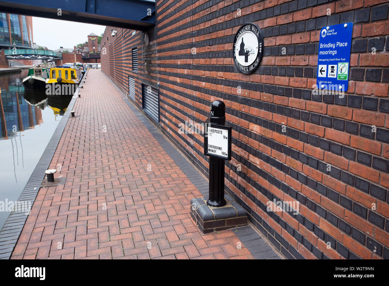Birmingham brindley place narrowboat hi-res stock photography and ...