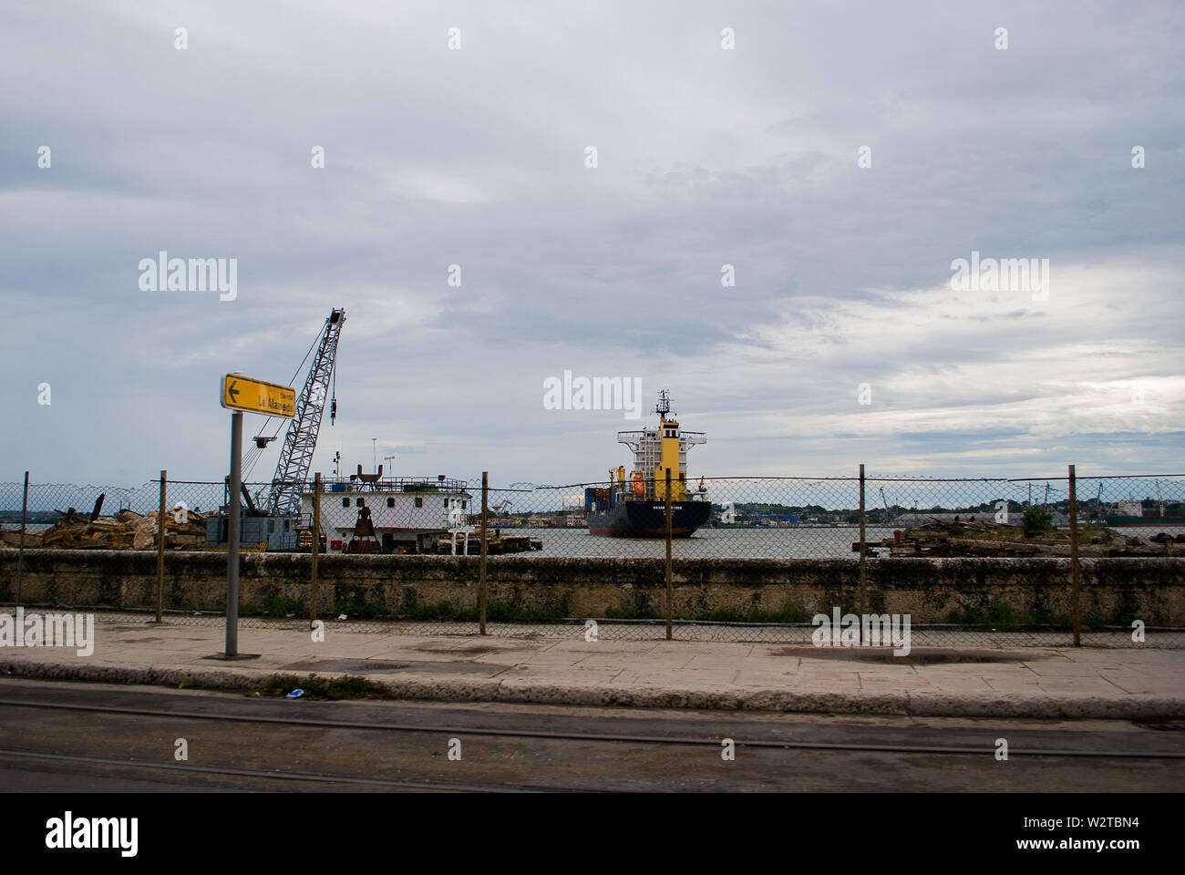 Ship container leaving dock hi-res stock photography and images - Alamy