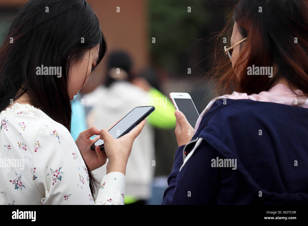 Asian using smartphone city hi-res stock photography and images - Alamy