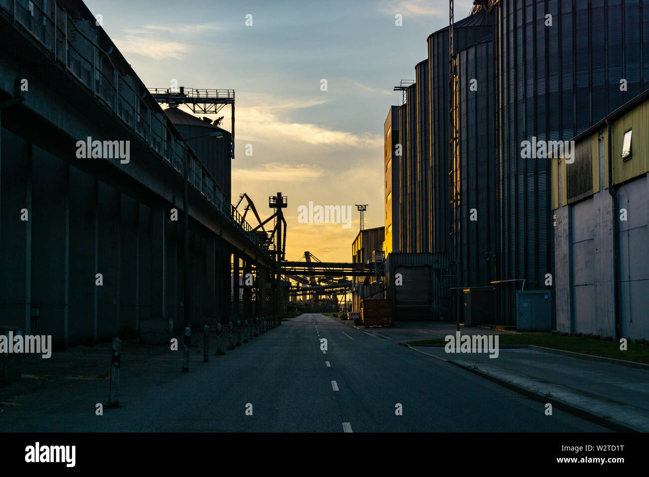 Factory skyline hi-res stock photography and images - Alamy