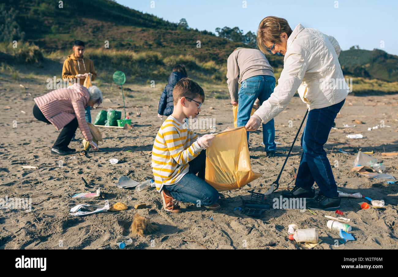 Volunteers cleaning the beach Stock Photo - Alamy