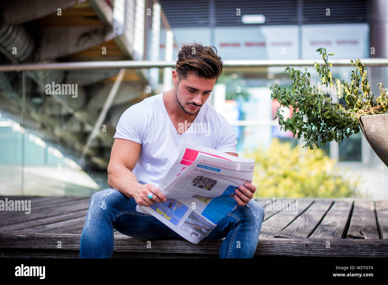 Man outdoors stock hi-res stock photography and images - Alamy
