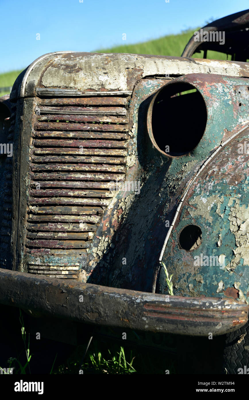 Old rusty car hi-res stock photography and images - Alamy
