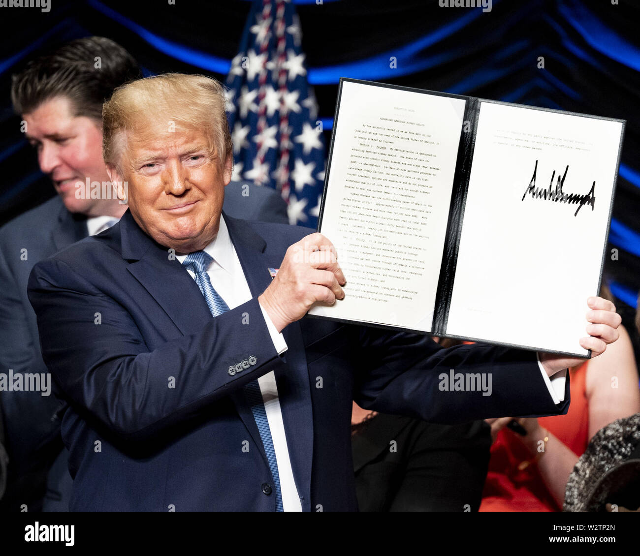 Signing executive order reagan hi-res stock photography and images - Alamy