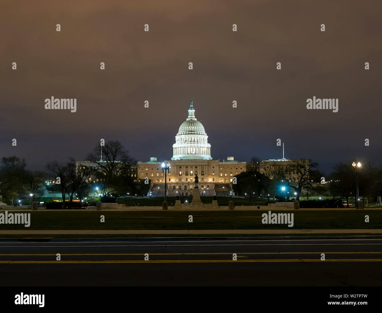 night view of the us capitol building in washington Stock Photo - Alamy