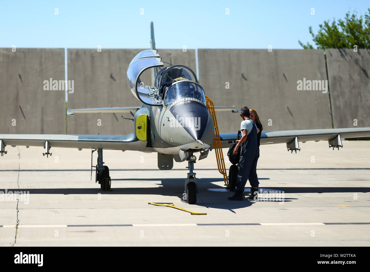 Airplane mechanics hi-res stock photography and images - Alamy