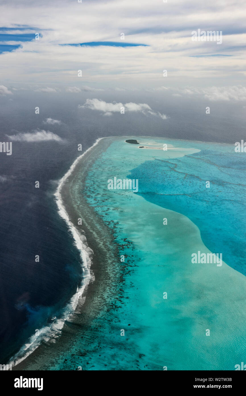 Aerial view of the turquoise coral lagoon of Aitutaki, Cook Islands ...