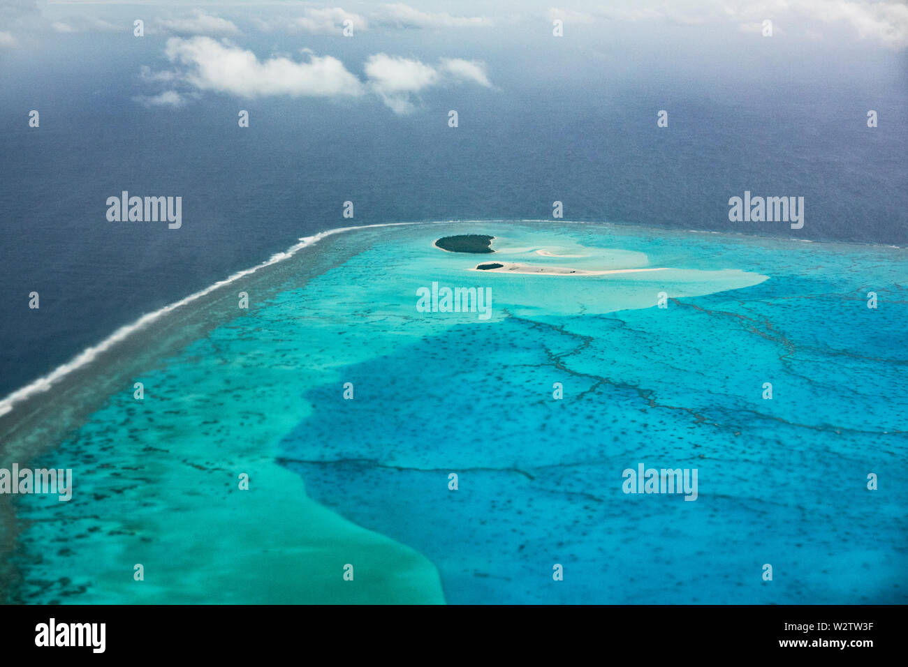 Aerial view of the turquoise coral lagoon of Aitutaki, Cook Islands ...