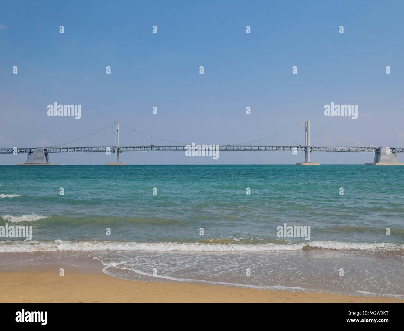 Morning view of the Guangan Bridge and the Gwangalli Beach at Busan ...