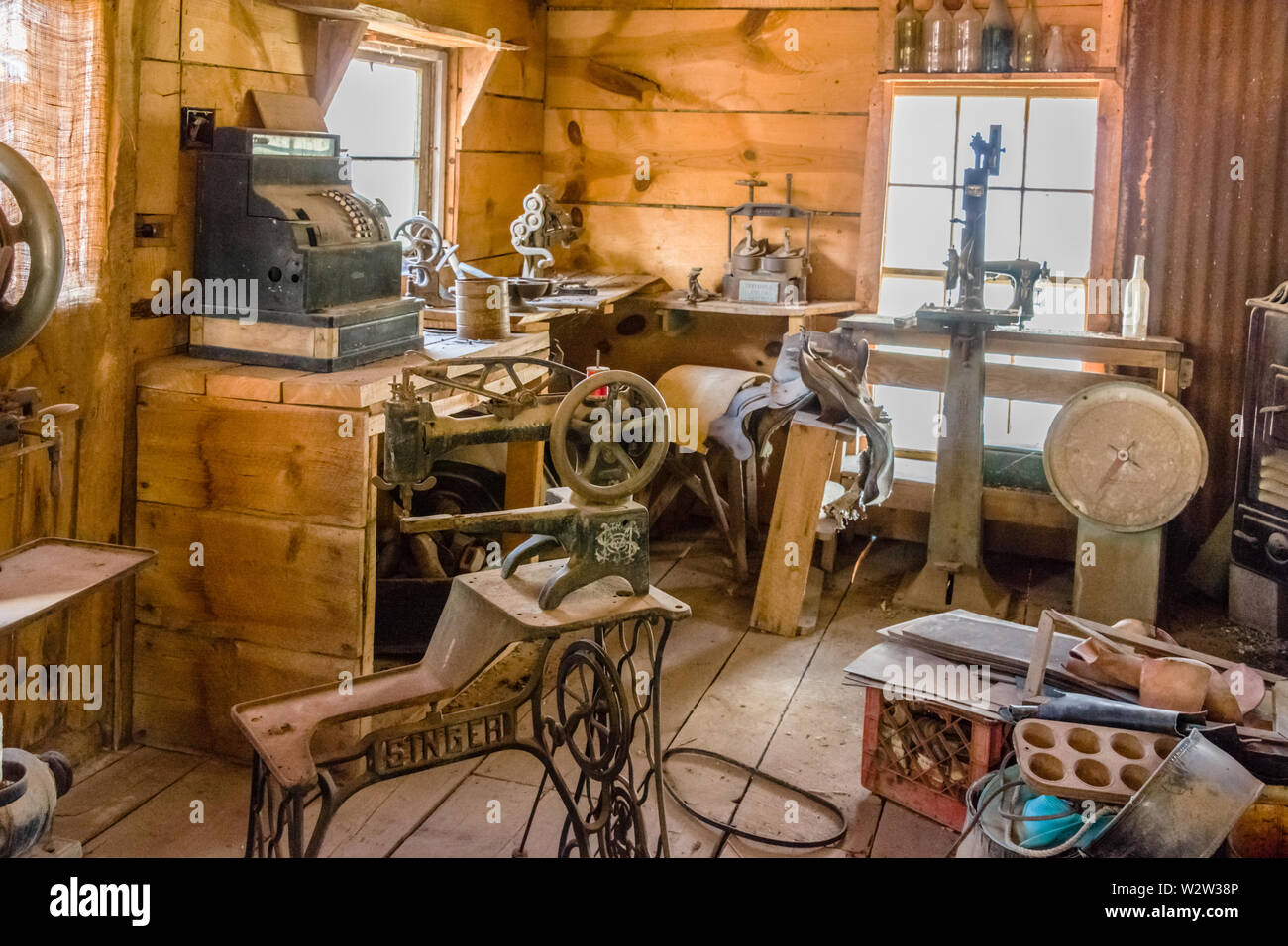 Vintage shoe shop interior hi-res stock photography and images - Alamy