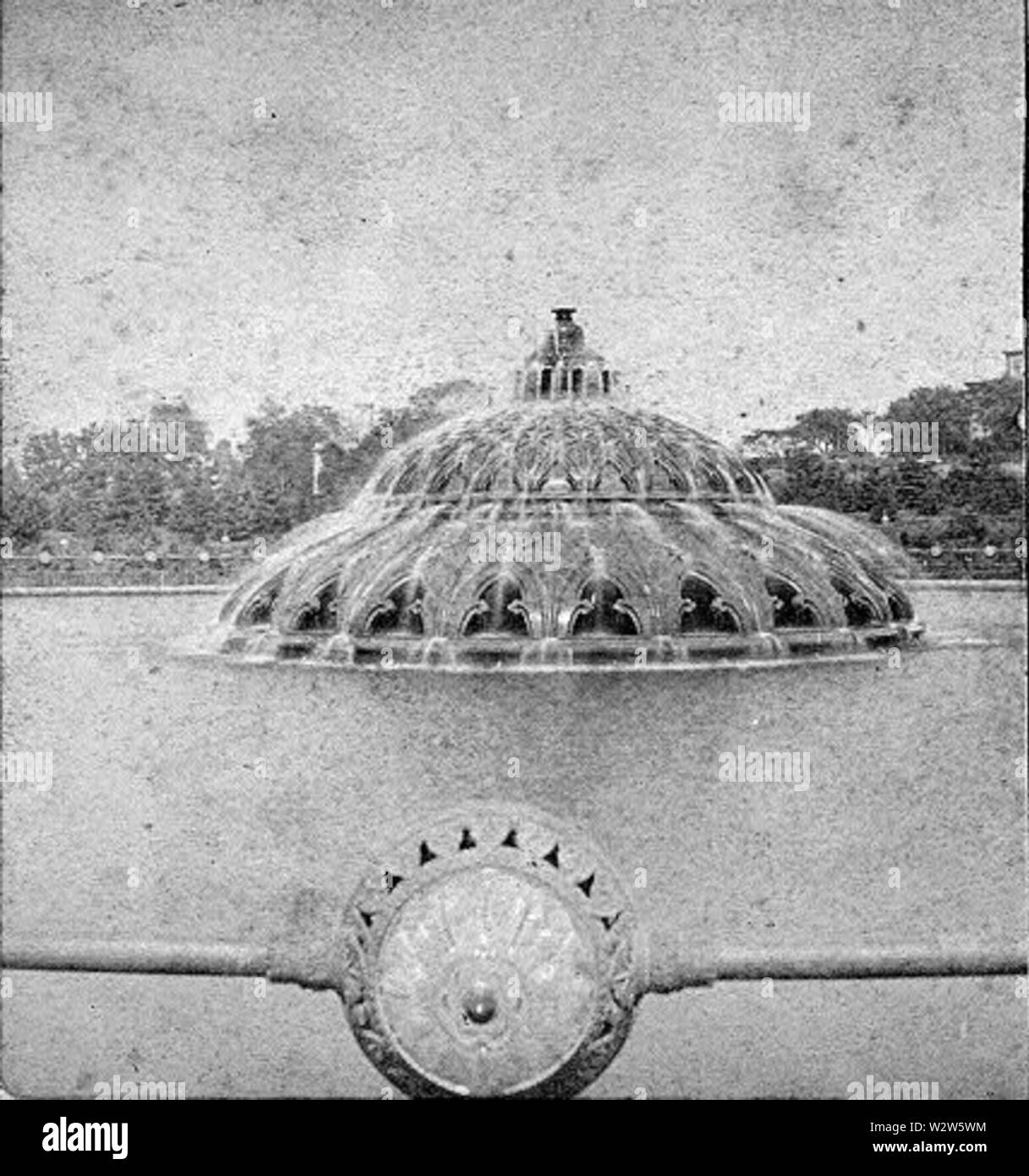 Grand army plaza fountain Black and White Stock Photos & Images - Alamy