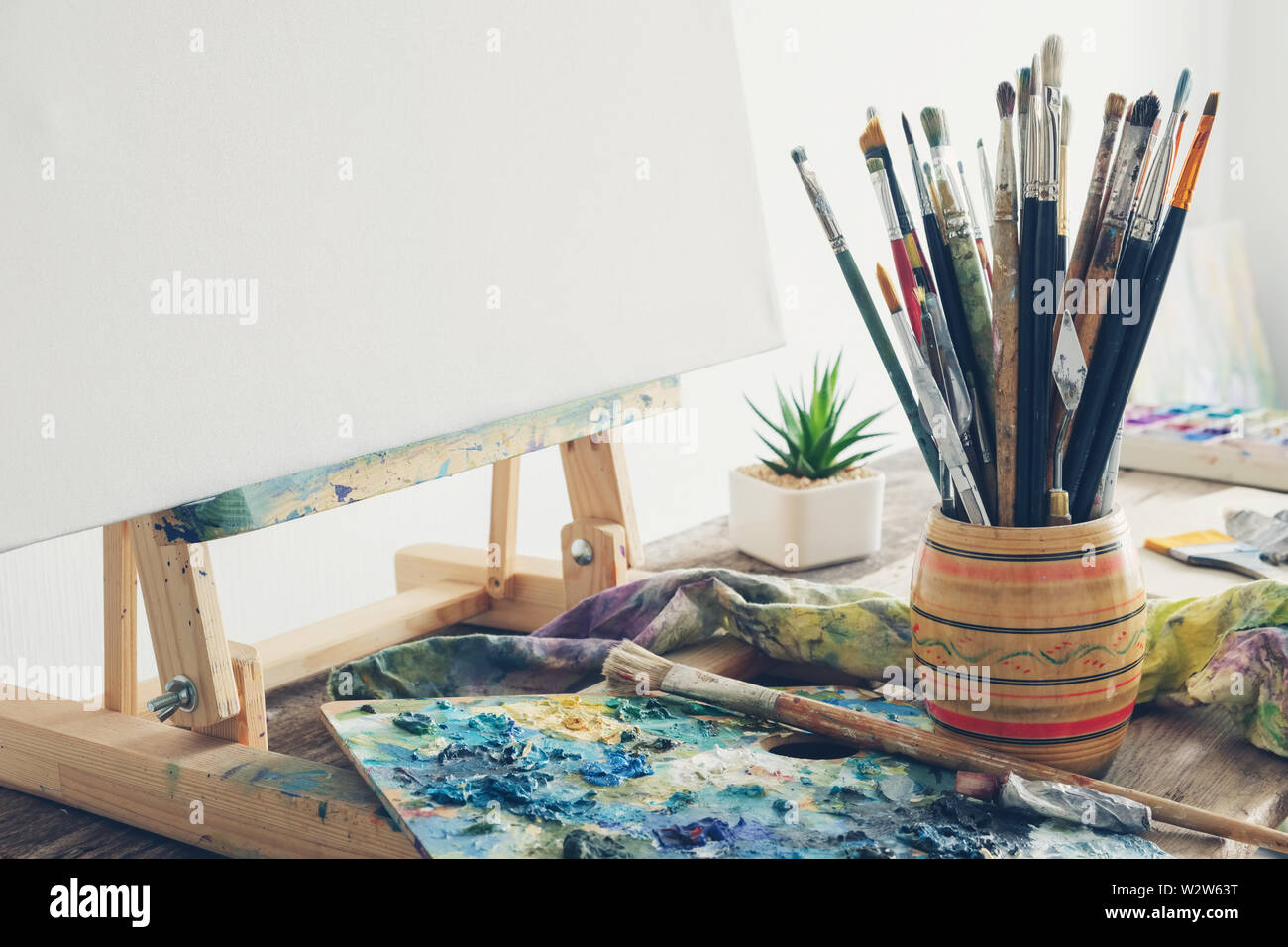 Artist easel paint brushes hi-res stock photography and images - Alamy