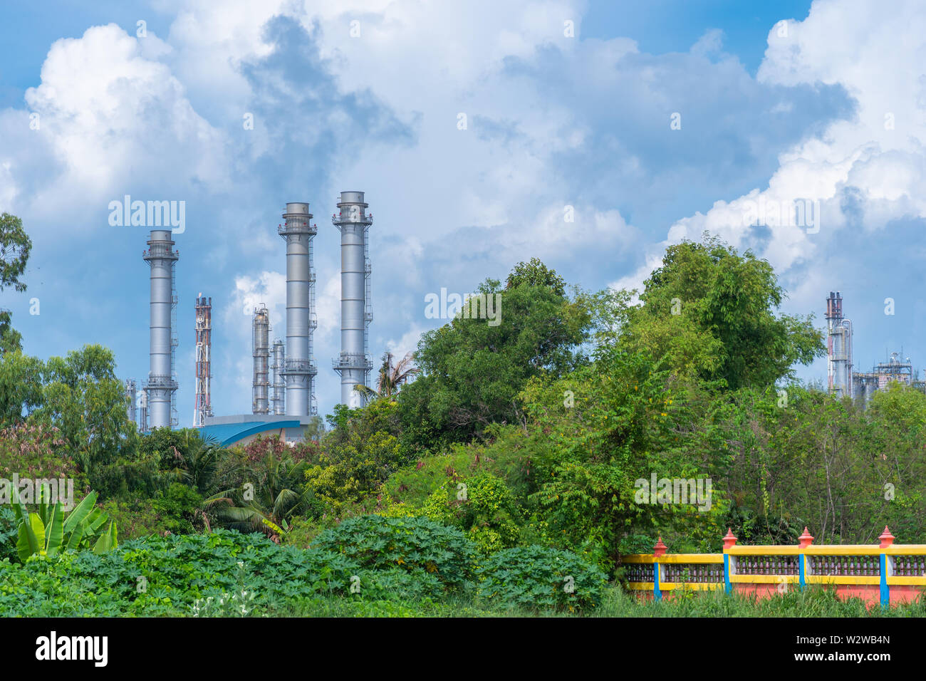 Gas separation plant and oil refinery in the industrial area Stock ...