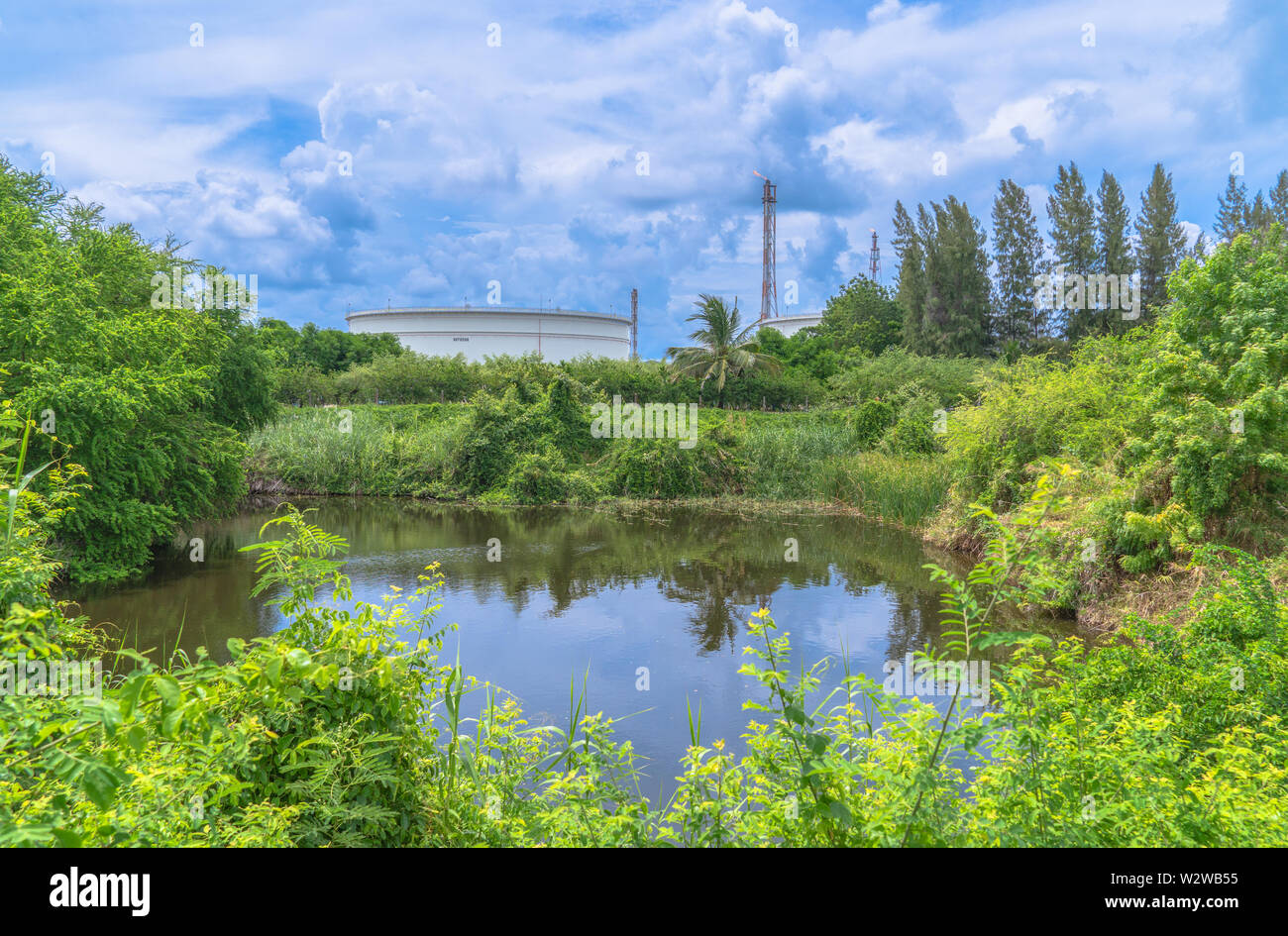 Gas separation plant and oil refinery in the industrial area Stock ...