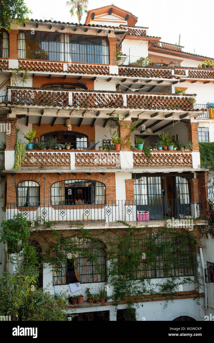 Traditional architecture alarcon hi-res stock photography and images ...