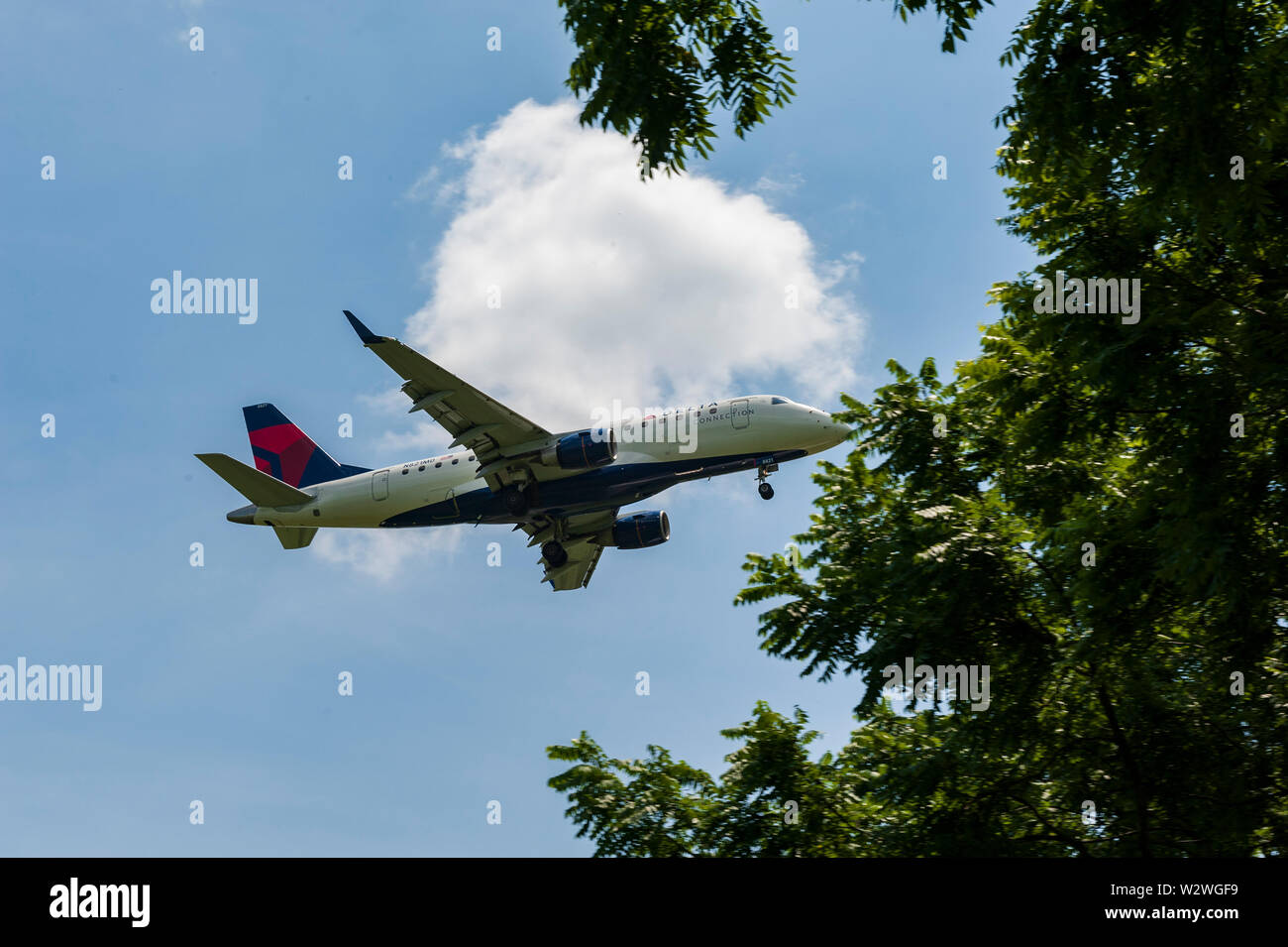 Delta connection airplane hi-res stock photography and images - Alamy