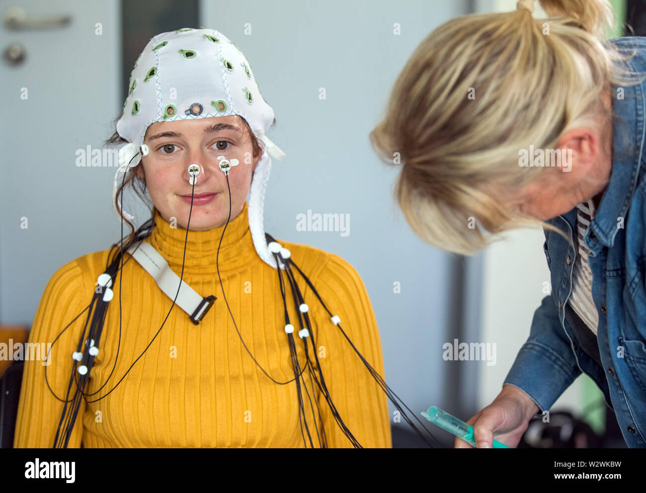 Brain waves electrodes hi-res stock photography and images - Alamy
