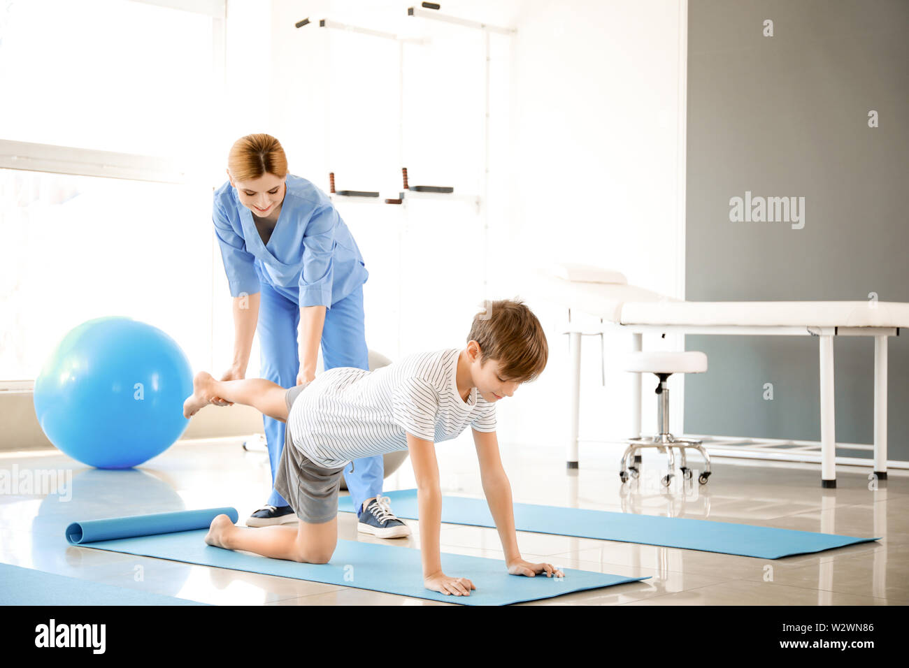 Child physio legs hi-res stock photography and images - Alamy